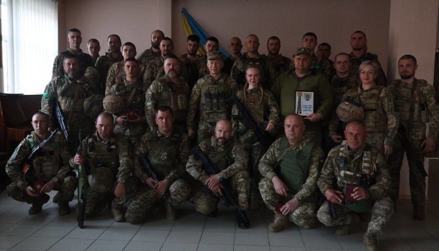 El comandante Sirsky entrega premios a los soldados de infantería que ...